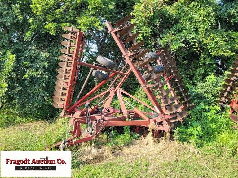 Case IH Model 490 Disc, 30’, Fold Up Wings, Walking Tandems, 11L-15 ...
