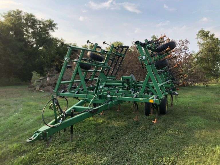 John Deere 980 Field Cultivator, 27’ with 6” Spacings, 7” Sweeps, 3 Bar ...