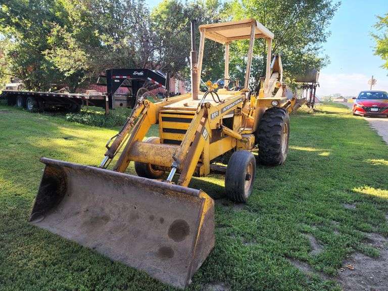 International Model 260 Backhoe, 4x2, 16.9x24 Rear - Fragodt Auction ...