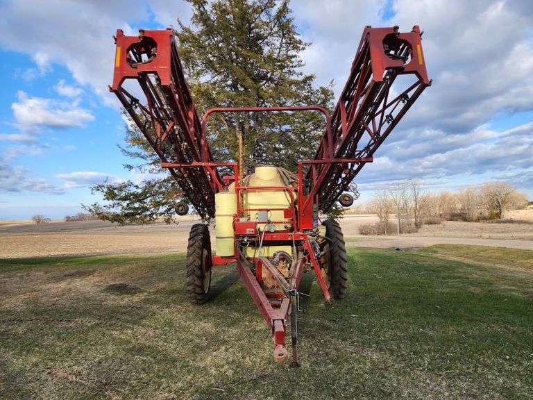 2004 Hardy Commander Pull Type Sprayer, 1,200 Gallon Poly Tank, 120 ...