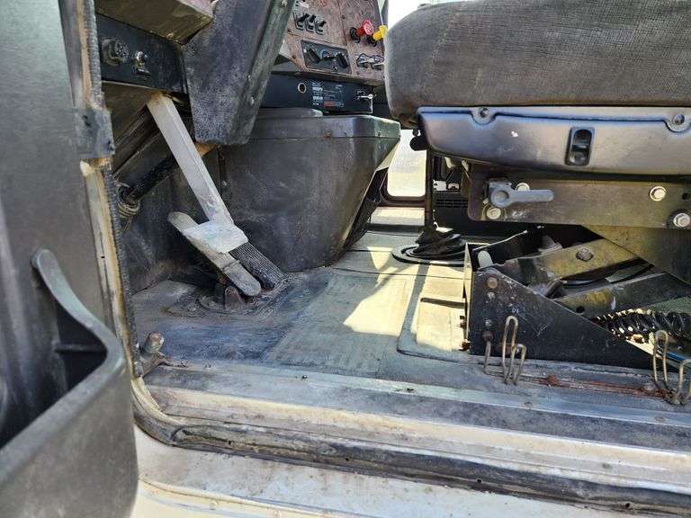 2000 International 9200i Semi Tractor, 963,255 Miles, Cummins ISM 330ESP Engine Set at 330HP, 10 ...