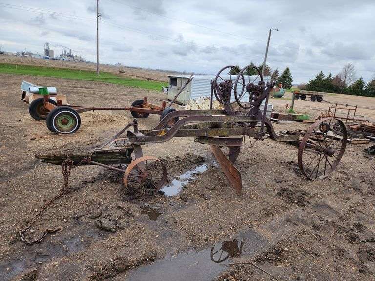 4 Wheel Road Grader, Pull Type - Fragodt Auction and Real Estate LLC