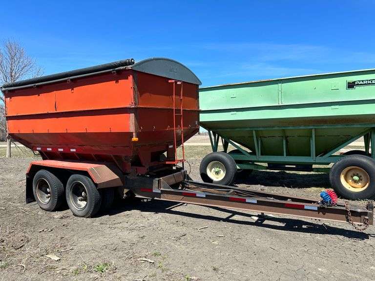 300 Bushel Gravity Wagon on Tandem Axle Dual Wheel Trailer, Center Dump ...