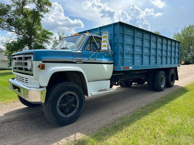 1979 GMC 6500 Grain Truck, 366 V-8 Engine, 5 + 2 Transmission, Runs ...