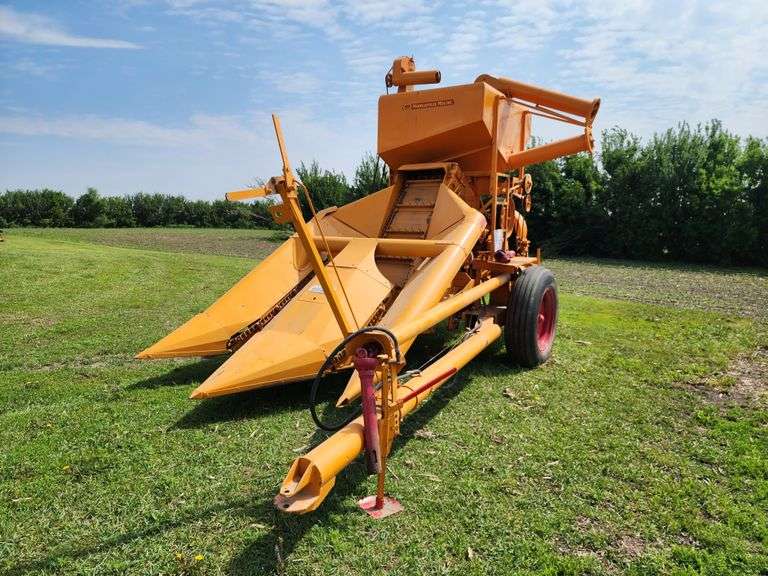 Minneapolis Moline Uni Picker Sheller, Pull Type in Excellent Working ...