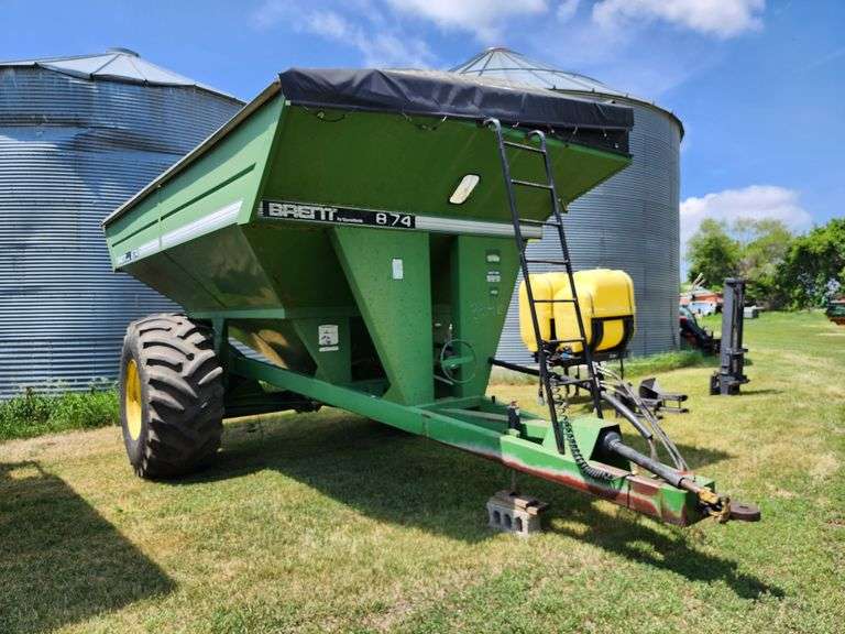 Brent 874 Grain Cart, 540 PTO, 17” Unload Auger, 30.5L-32 Tires, Manual ...