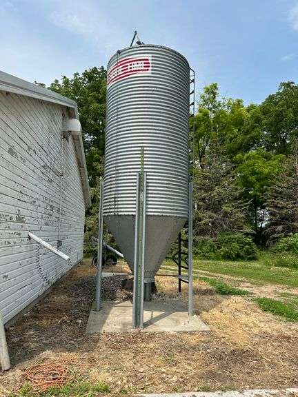 6 Ton Chore Time Bulk Feed Tank *Loading Assistance is Available ...