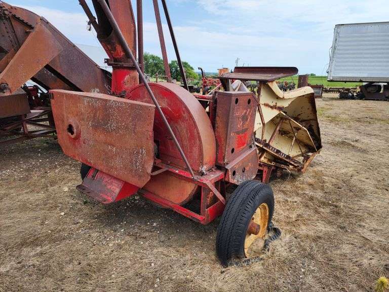 New Holland Model 611 Silage Chopper - Fragodt Auction and Real Estate LLC