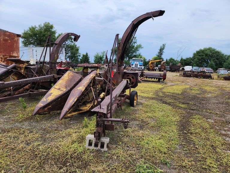 Single Row New Holland Silage Chopper – Model 611 - Fragodt Auction and ...