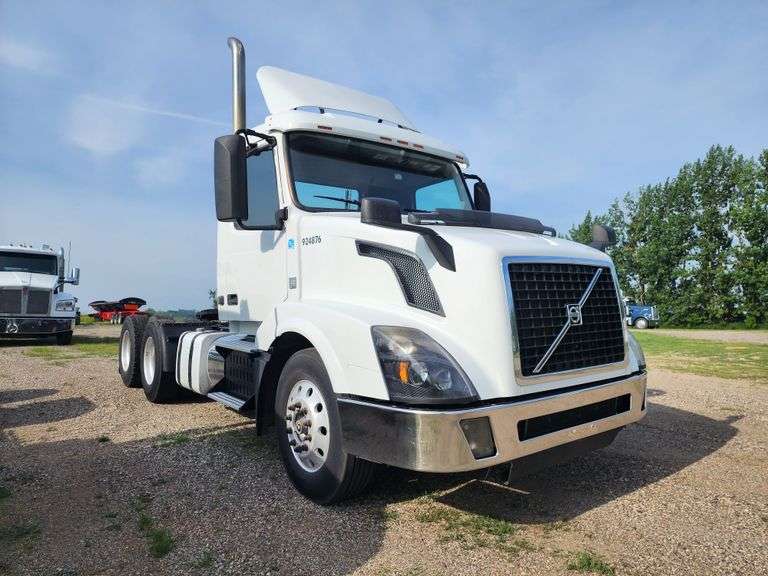 2015 Volvo, *Low Miles* 256,170 Miles, D13 405HP Eco-Torque Engine, Automatic iShift ...