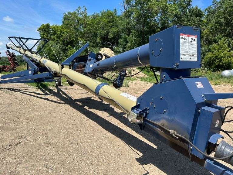 Harvest International H1382 Auger, Hydraulic Swing Away Hopper ...