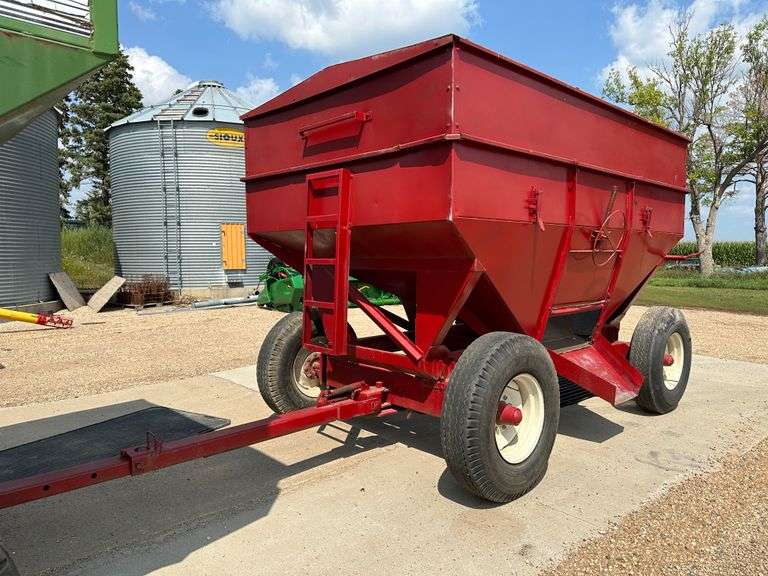 Gravity Box with 10:00 x 20 Truck Tires, Extendable Hitch, 20” Side ...