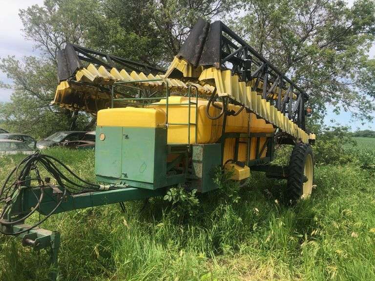 Redball 680 Sprayer, 90’ Boom, 1,350 Gallon Tank, 844 TeeJet Rate ...