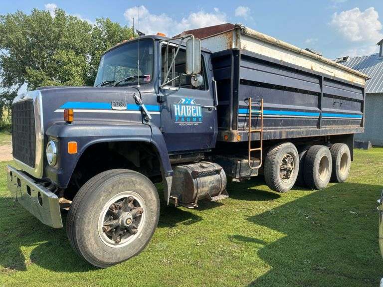 1978 Ford 8000 Grain Truck, 3208 CAT Diesel, 5+2 Speed Transmission, Twinscrew with Air Lift ...
