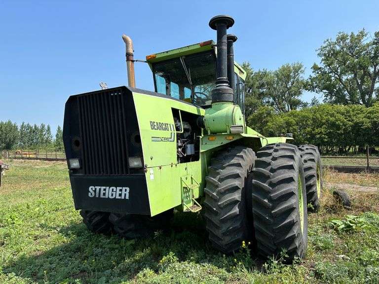Steiger Bearcat ST220, Cummins Engine, 20.8x34 Tires, 2 Rear Hydraulics ...