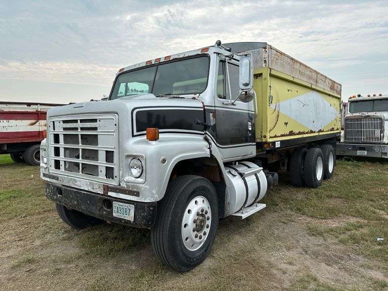 1982 International 2275 Twin Screw, 7 Speed Transmission, 19’ Box Roll ...