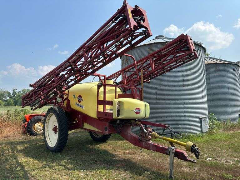 Hardi 1200 Commander Plus Pull Type Sprayer with 132’ Booms, Adjustable ...