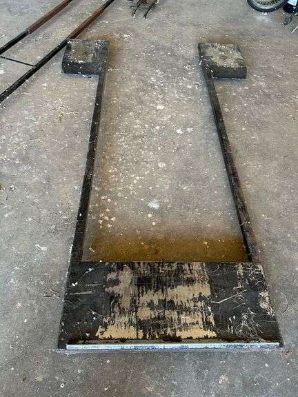 2 snowmobile carts. Missing one caster. - Fragodt Auction and Real ...