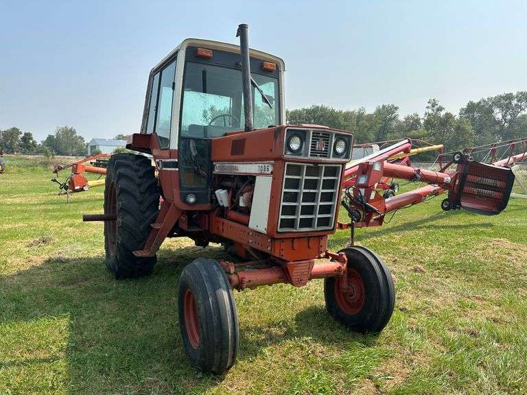 International 1086 Tractor, 460/85R38 Rears, 10.00x16 Fronts, 3 Rear ...