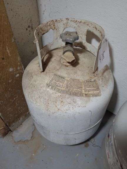 20lb propane tank, old style valve, feels empty. - Freedom Auctions LLC