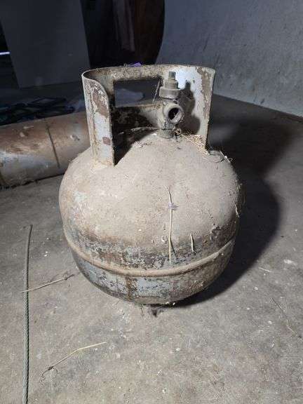 OLD PROPANE TANK, FEELS FULL. - Freedom Auctions LLC