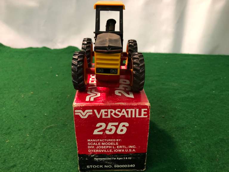 1/32 Scale Versatile 256 Tractor - Gavel Roads Online Auctions