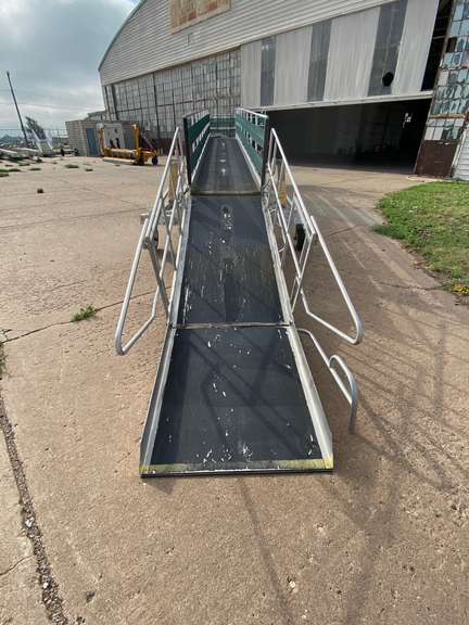 KCI Aluminum Airplane Passenger Boarding Ramp System - Gavel Roads ...