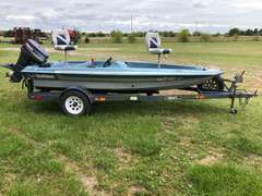 1989 16' Bomber Bass Boat w/ Trailer - Gavel Roads Online Auctions