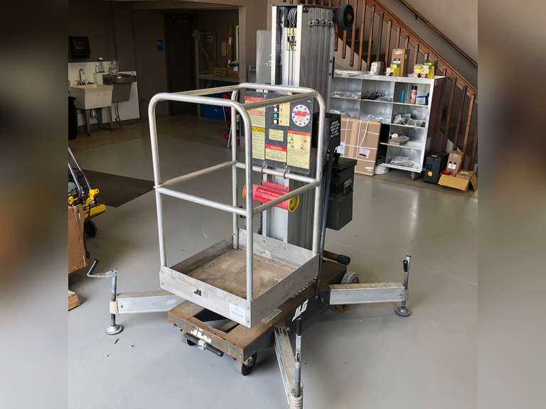 JLG AM-24 Push Vertical Mast Lift - Gavel Roads Online Auctions