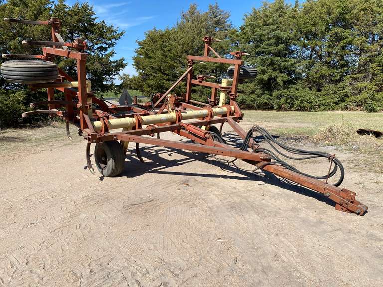 Krause Model 740A Wing Chisel Plow - Gavel Roads Online Auctions