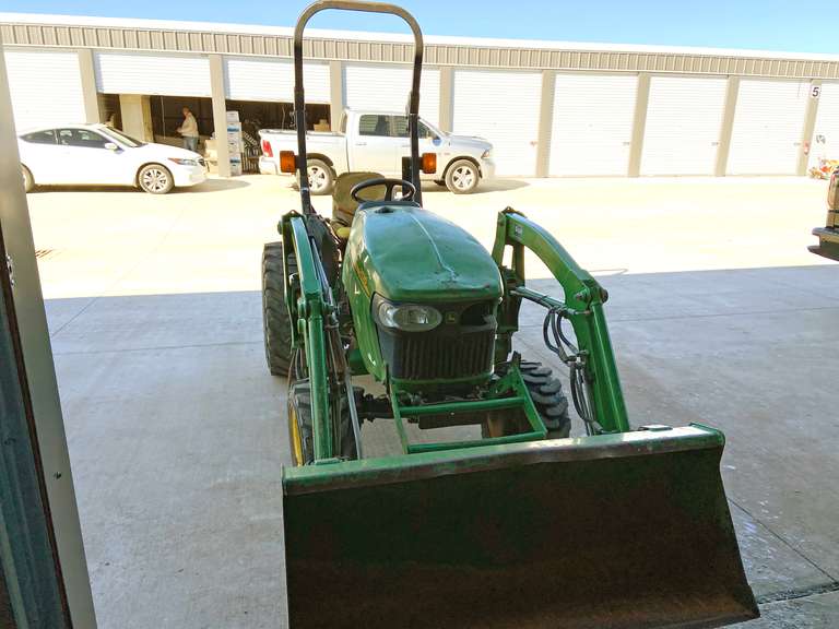 2013 John Deere 2520 Tractor w/John Deere 200CX Front End Loader ...