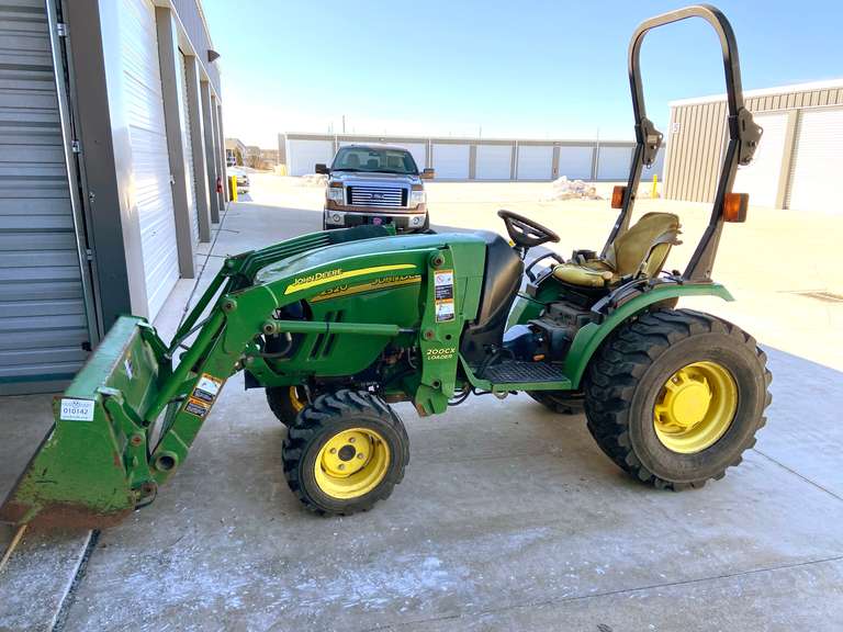 2013 John Deere 2520 Tractor w/John Deere 200CX Front End Loader ...