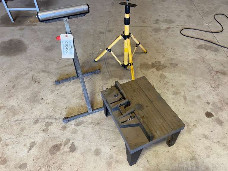 Black & Decker Router Table w/ Assorted Stands - Gavel Roads Online ...