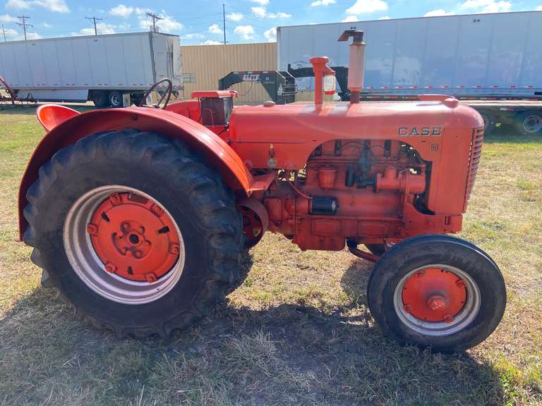 1951 Case Model D Tractor - Gavel Roads Online Auctions