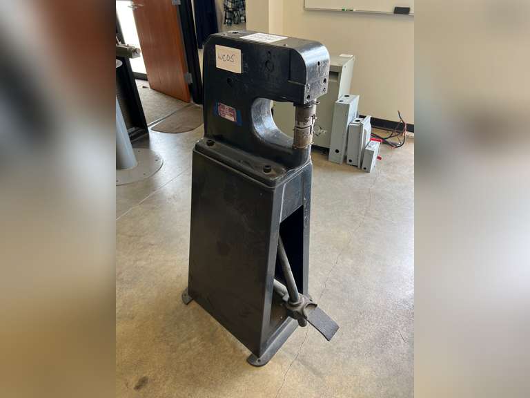 TCE-Erco 1447 Stretcher Shrinker Machine - Gavel Roads Online Auctions