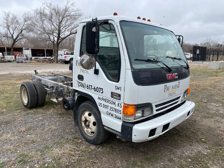 2004 GMC W3500 Truck - Gavel Roads Online Auctions