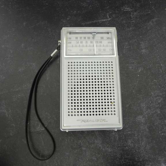 Radio Shack Realistic Radio Model # 12-613 - GC5 Auctions