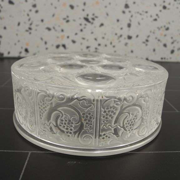 Stunning Lalique Round Powder Box & Lid "Roger" - GC5 Auctions