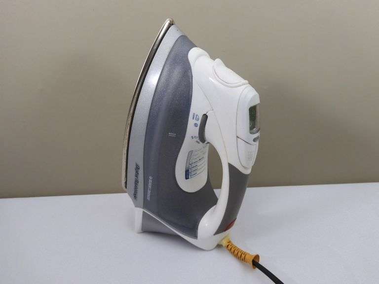 Black & Decker Digital Advantage Electric Iron - GC5 Auctions