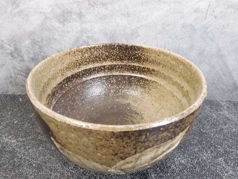 Beautiful Japanese Pottery Bowl - GC5 Auctions