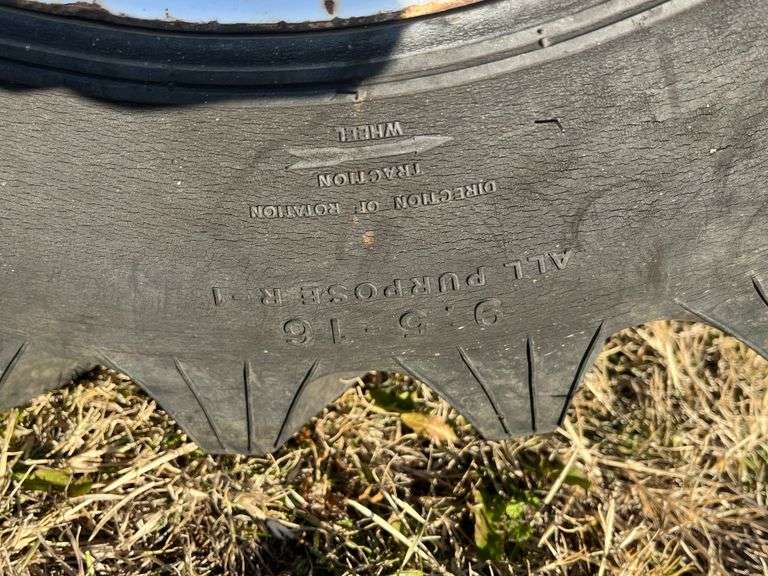 Ford 1220 Tractor w/ 7106 Loader - Great Plains Auction