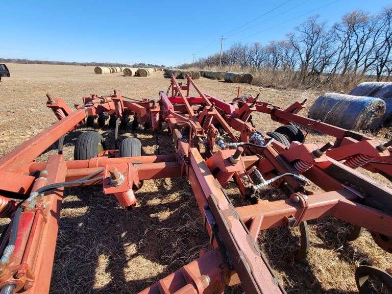Sunflower Disc Ripper - Great Plains Auction