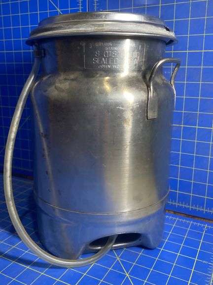 Stainless 8 qt container - Gregg Auctions