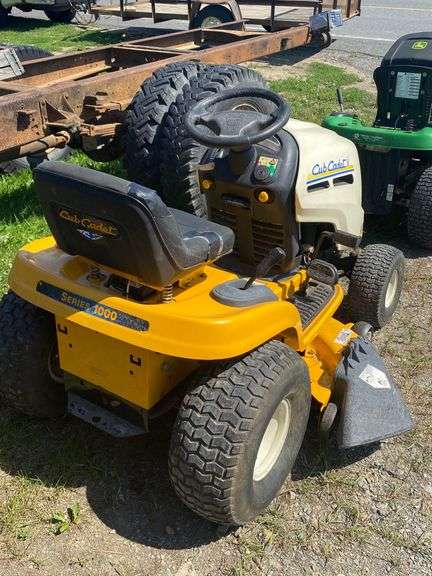 Cub Cadet LT1040 lawn mower - Gregg Auctions