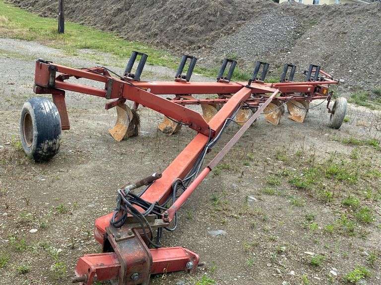 Case IH plow - Gregg Auctions