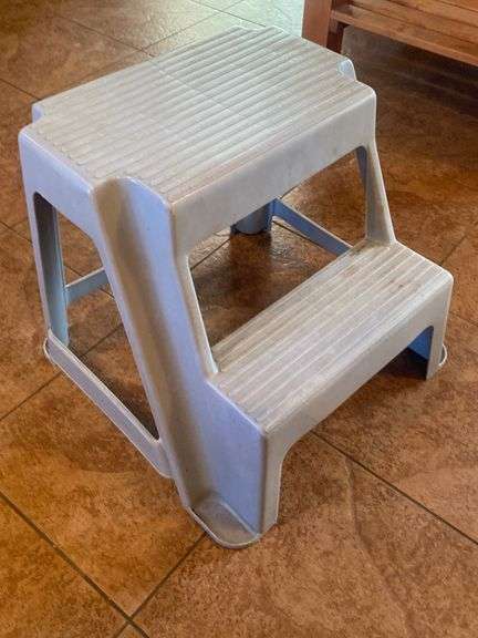 Rubbermaid step stool - Gregg Auctions