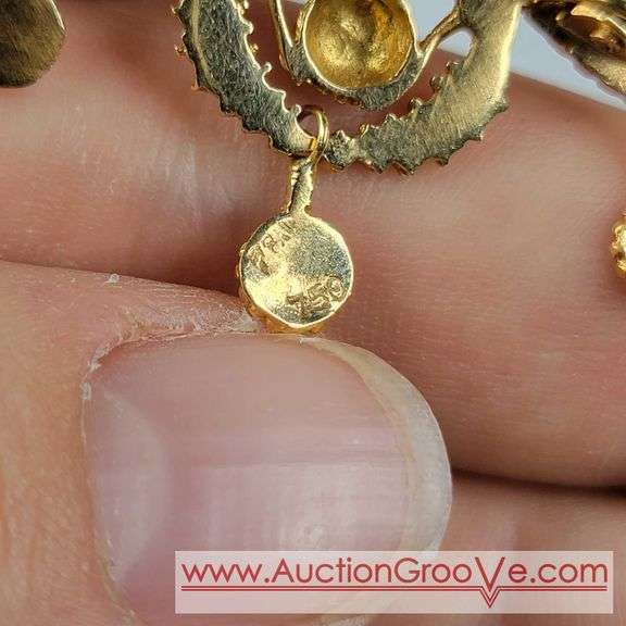 MINOAN GOLDEN BEES IN 750 GOLD (18K) Pin/Pendant. 4.2g. A The original ...