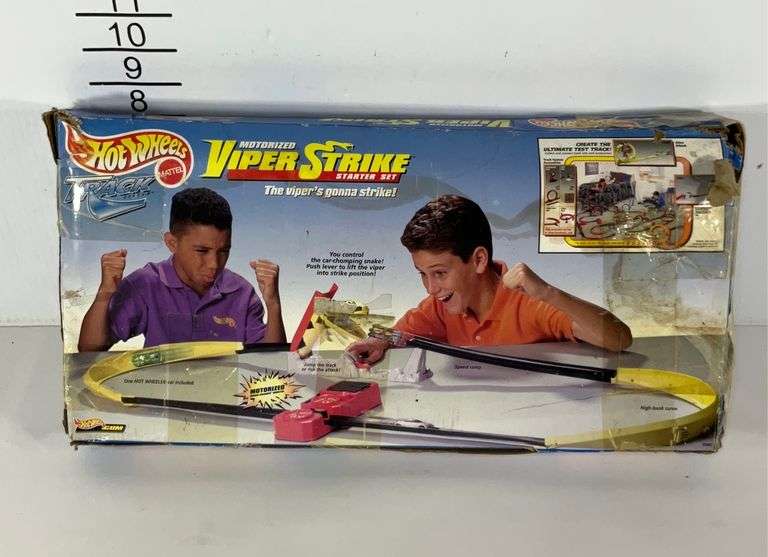 Hot Wheels viper strike motorized track. Box has heavy wear - Hash Auctions