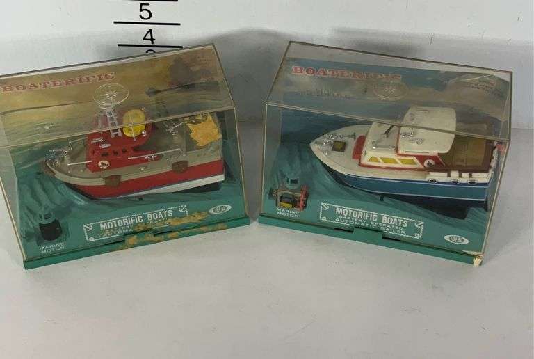 Lot of 2 Ideal Toys. Battery operated boats from 1967 - Hash Auctions
