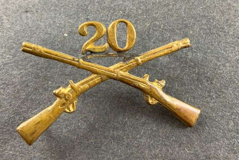 WW2 20th infantry crossed muskets pin - Hash Auctions